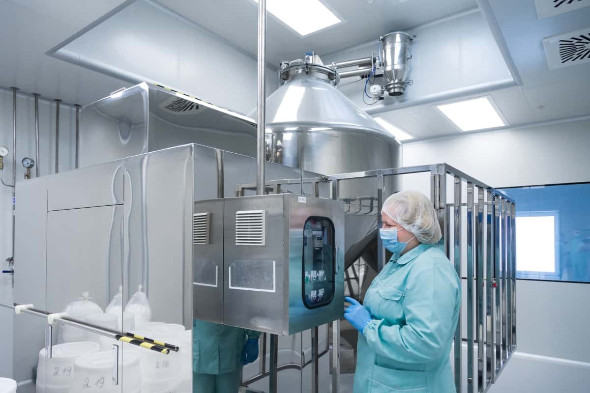 Ball segment valve for pharmaceutical powder containment